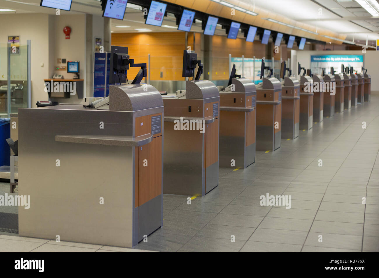 Airport check in desk hi-res stock photography and images - Alamy