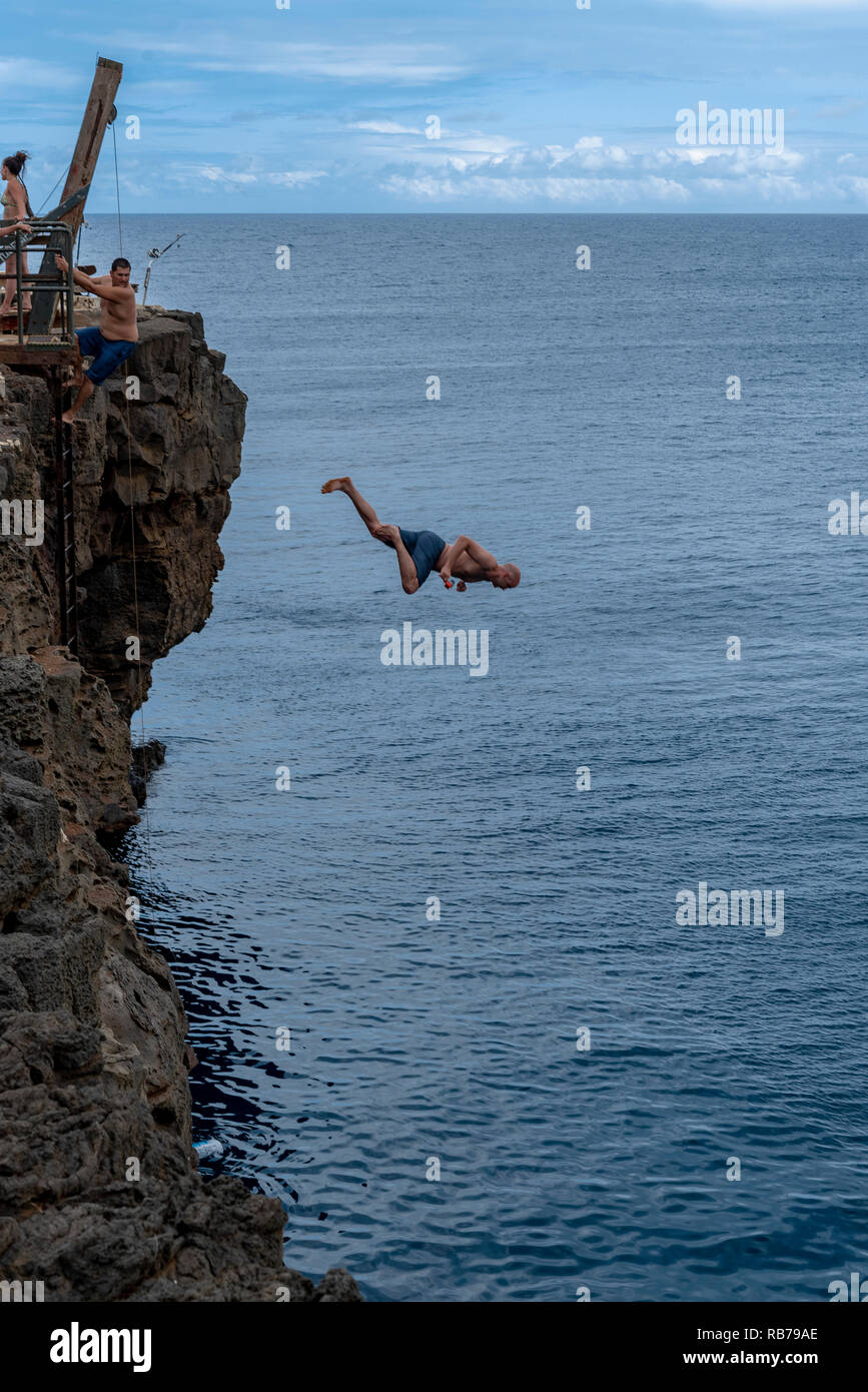 Daring dive face down into the ocean at the South Point cliffs in ...