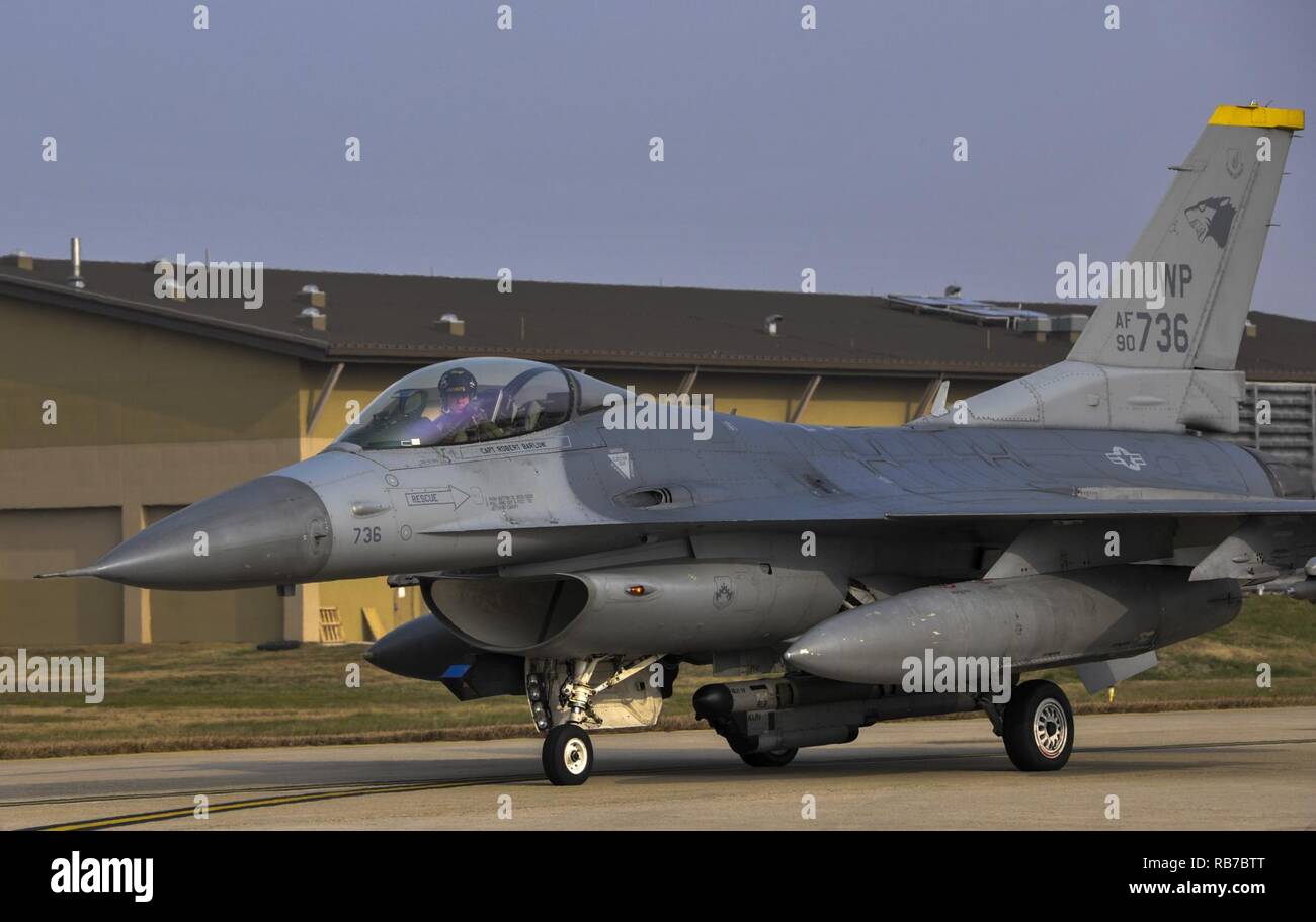 A U.S. Air Force F-16 Fighting Falcon from the 80th Fighter Squadron ...