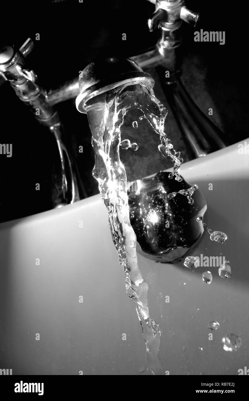 Bath taps hi-res stock photography and images - Alamy