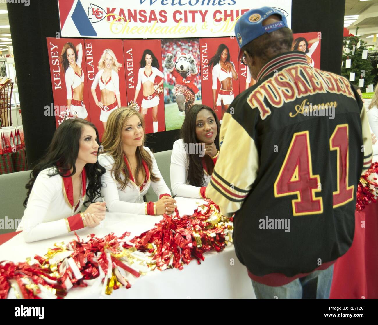 Kansas city chiefs cheer squad hi-res stock photography and images - Alamy
