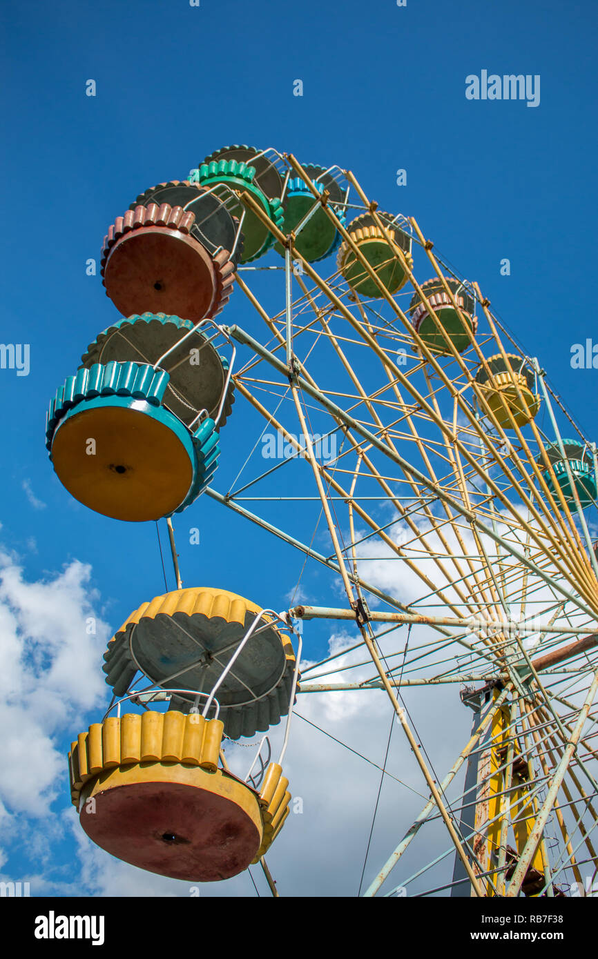 Old fashioned ferris wheel fairground hi-res stock photography and ...