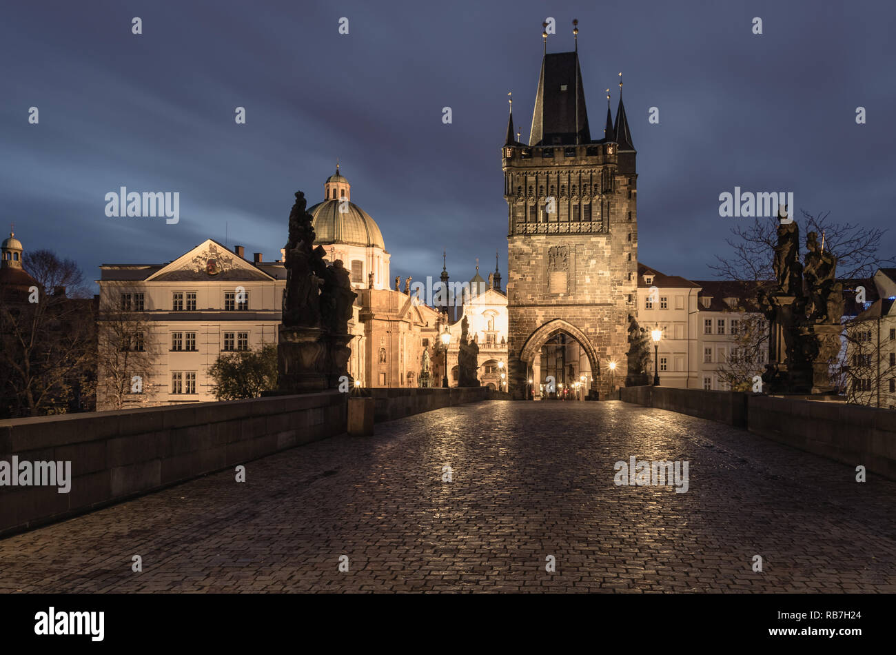 Charles bridge night silhouette hi-res stock photography and images - Alamy