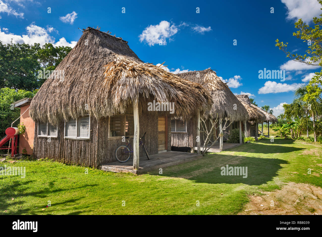 Thatched roof huts hi-res stock photography and images - Alamy