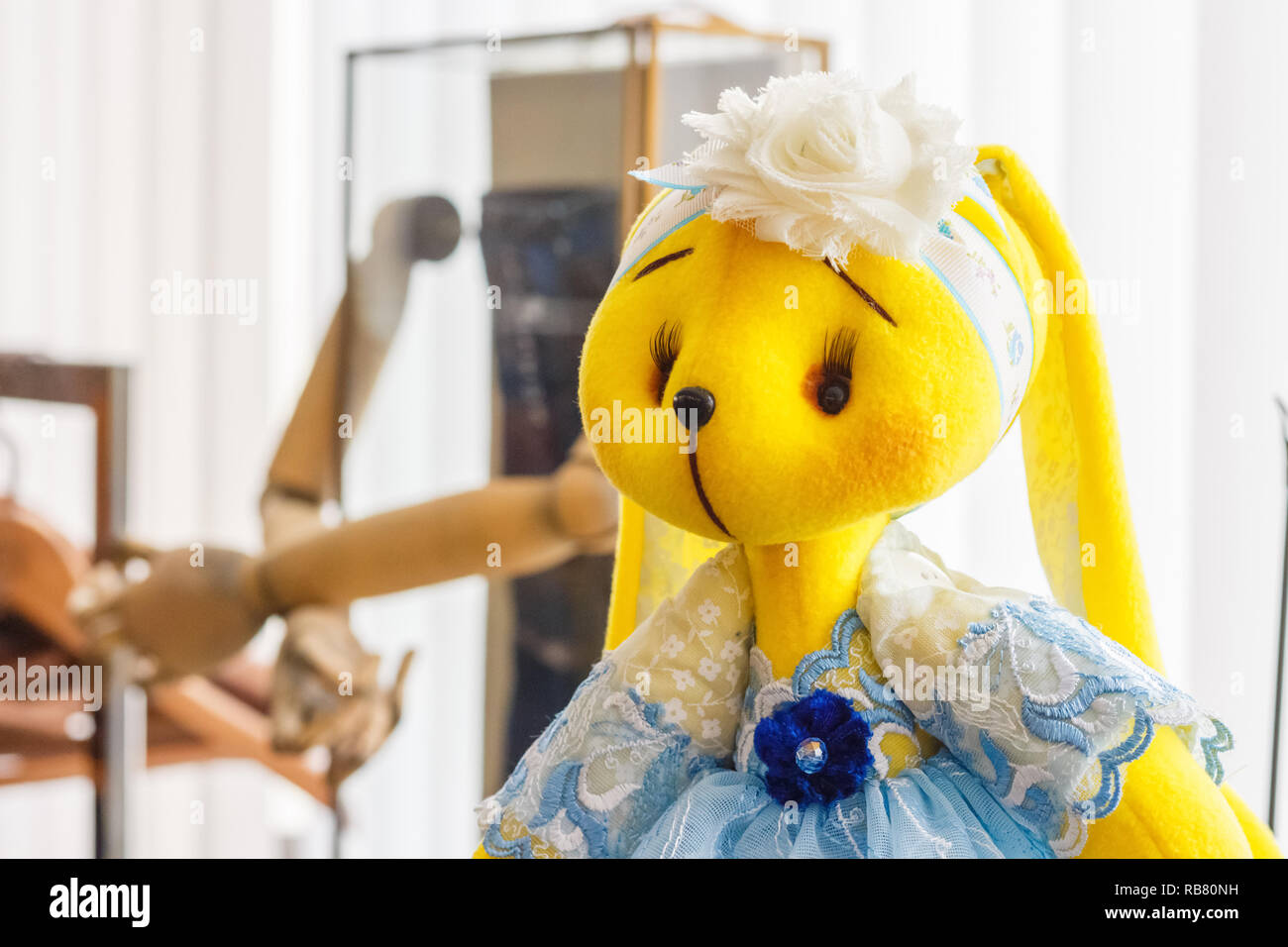 Yellow bunny hi-res stock photography and images - Alamy