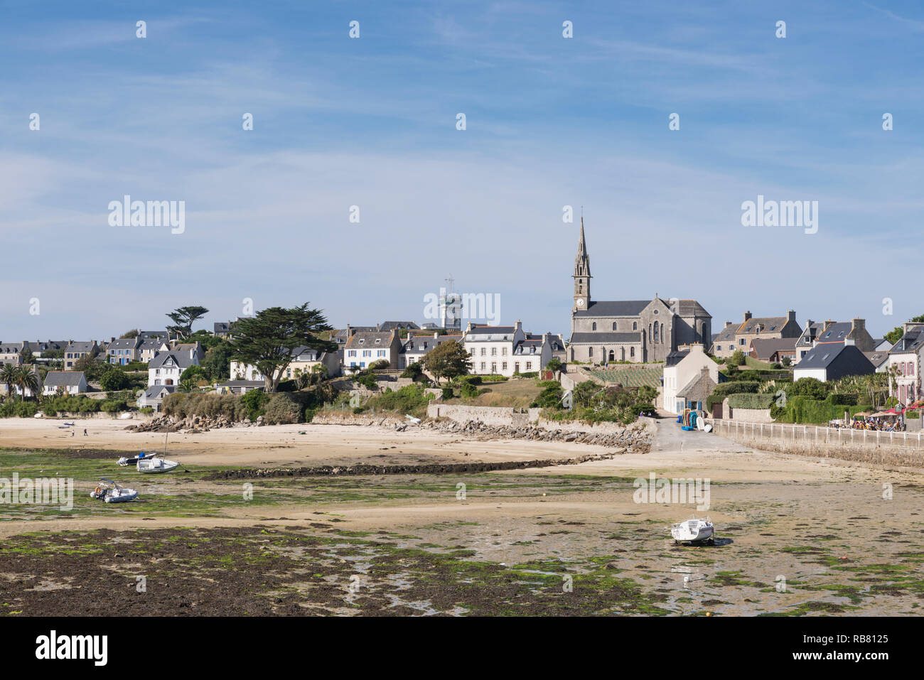Ile de Batz harbour at low tide Roscoff Brittany France Stock Photo - Alamy