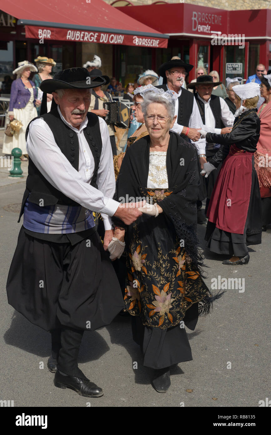 Traditional Breton dancing in Roscoff, Brittany, France Stock Photo - Alamy
