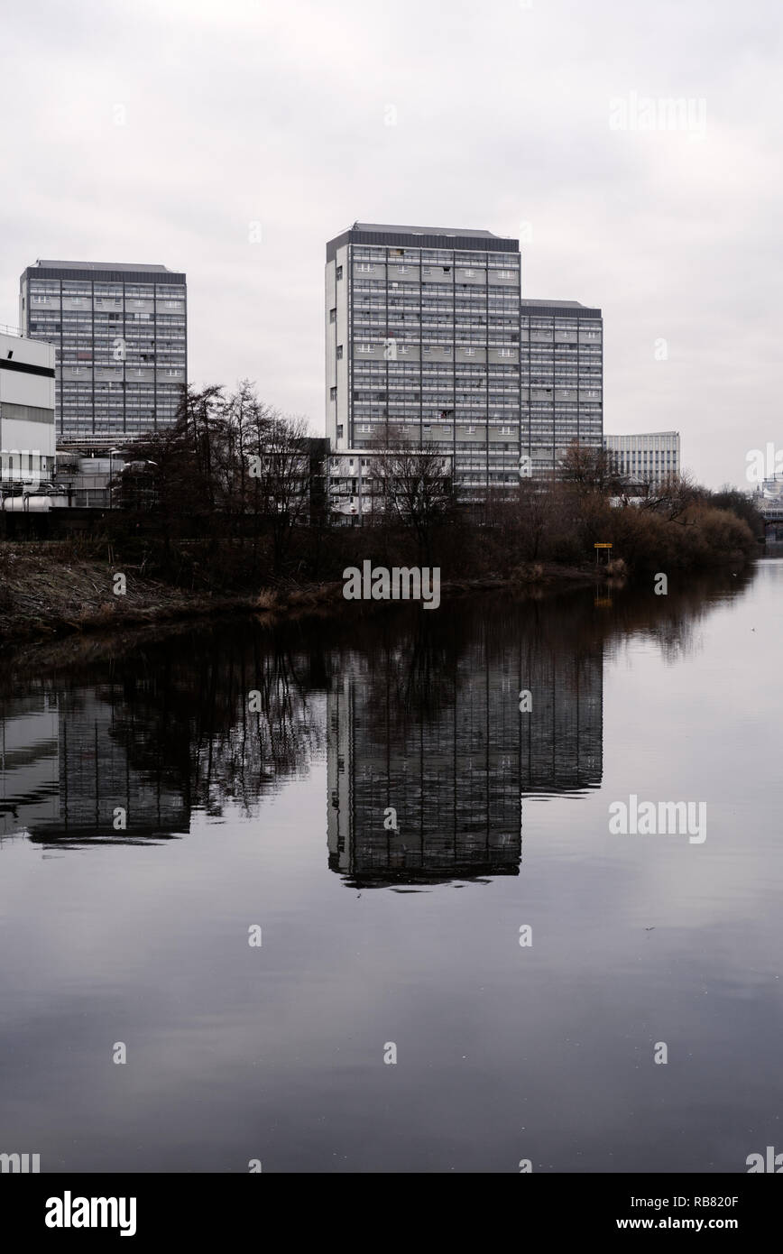 High rise flats next to the River Clyde in the Gorbals, Glasgow Stock ...