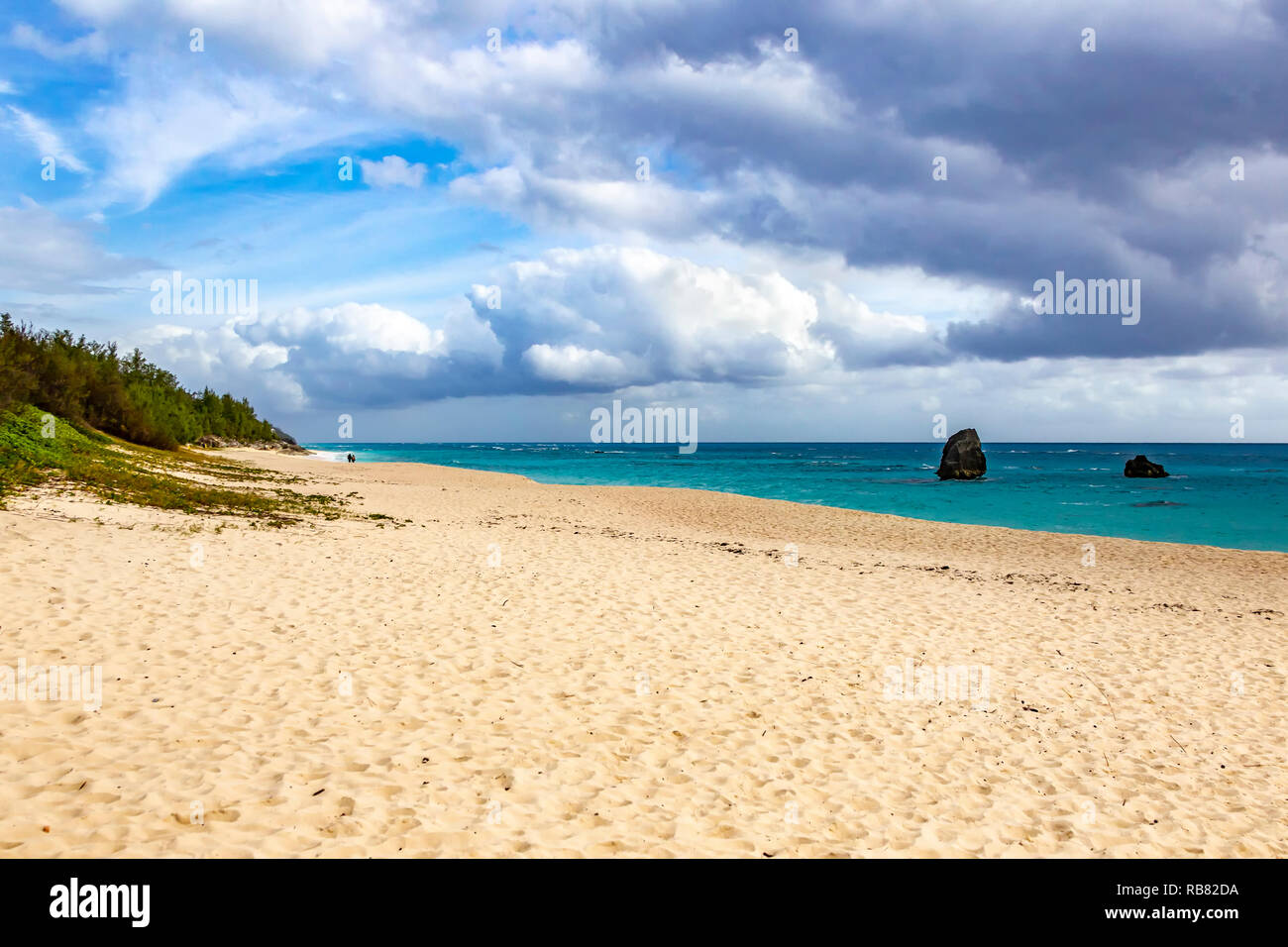 Bermuda beach couple hi-res stock photography and images - Alamy