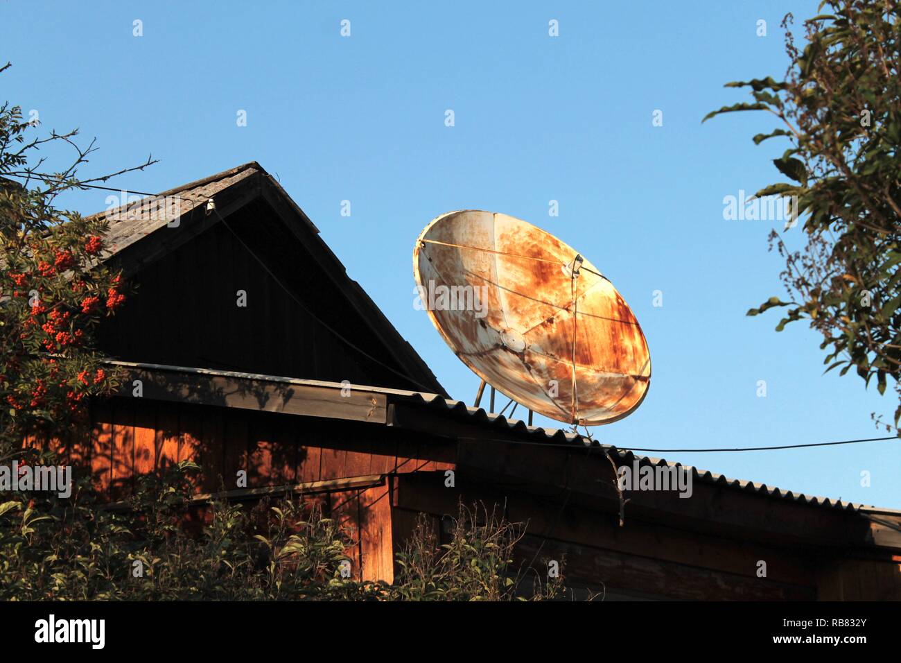 Satellite Dish House Stock Photos & Satellite Dish House Stock Images ...