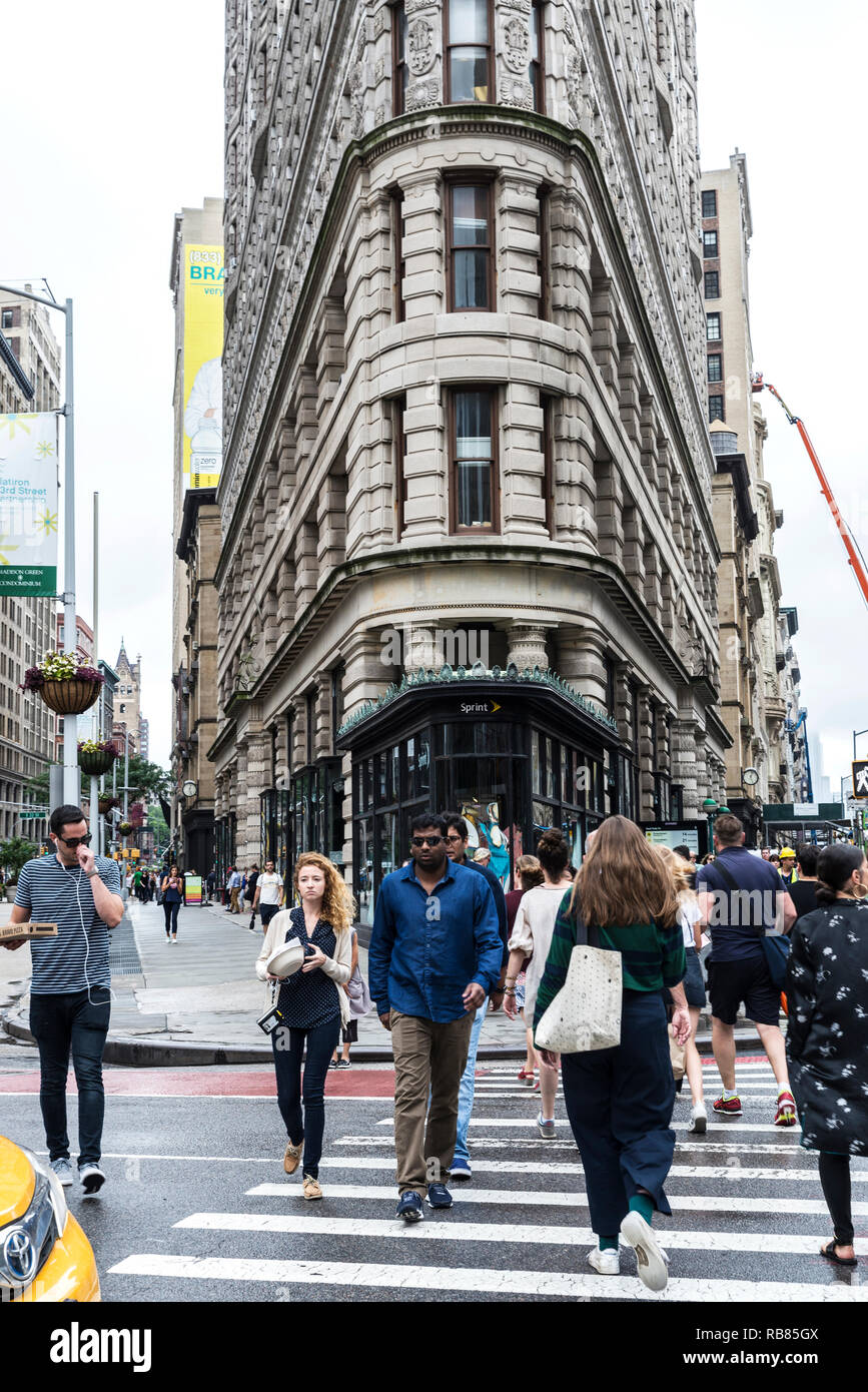 Flatiron building nyc woman hi-res stock photography and images - Alamy