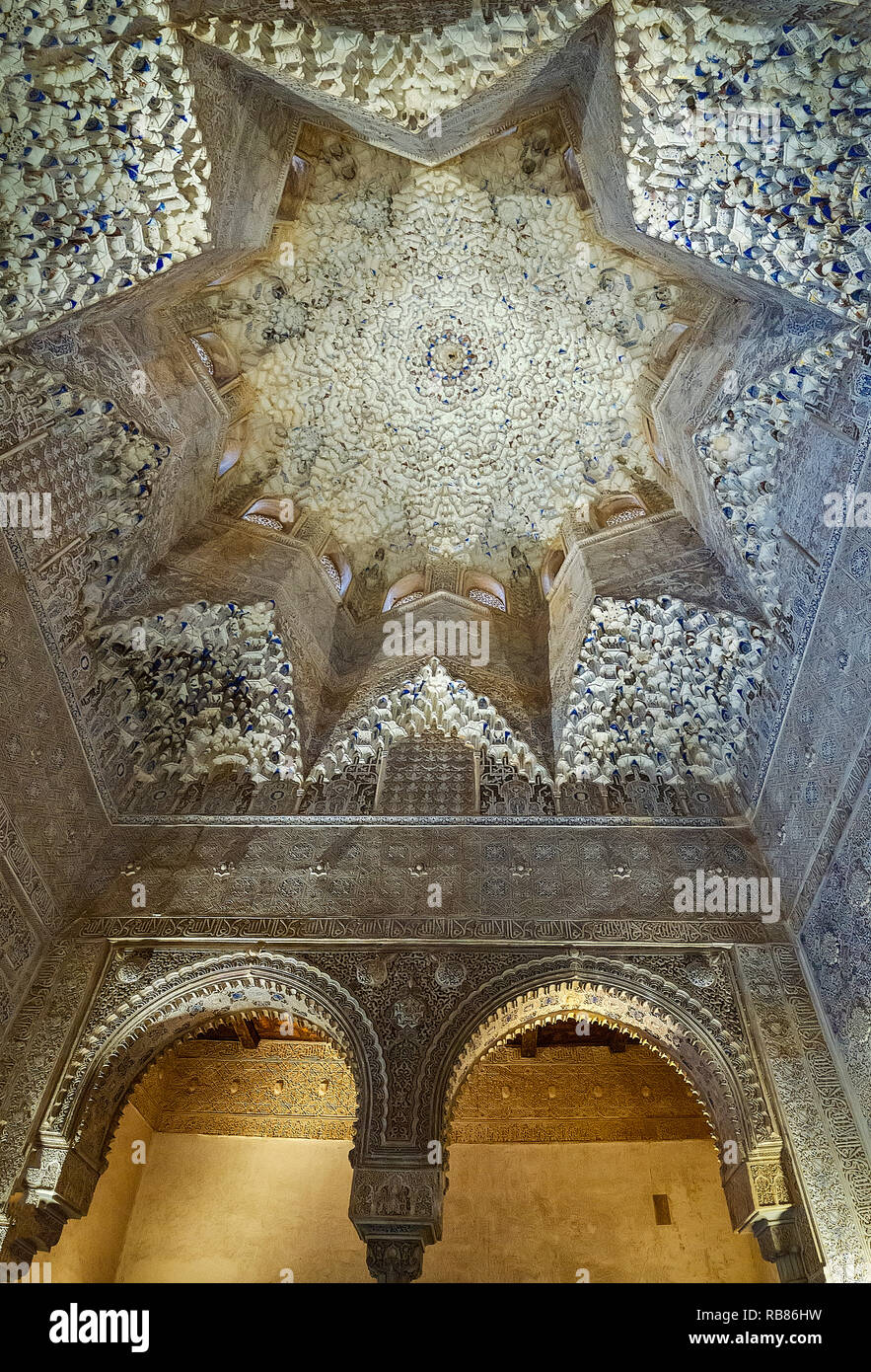 Interiors of Alhambra palace (muslim architecture), Granada, Spain ...