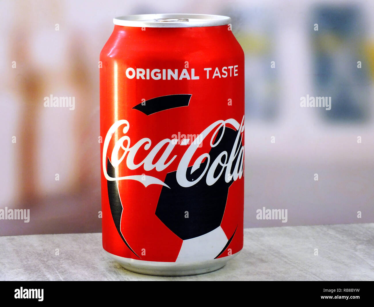 Soft drink drinks beverage sodas hi-res stock photography and images ...
