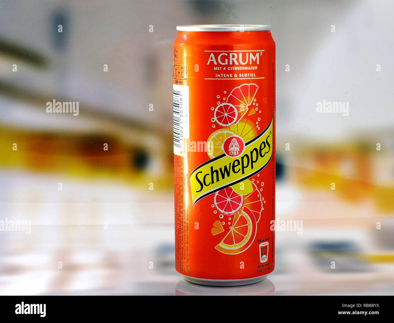 Soft drink drinks beverage sodas hi-res stock photography and images ...