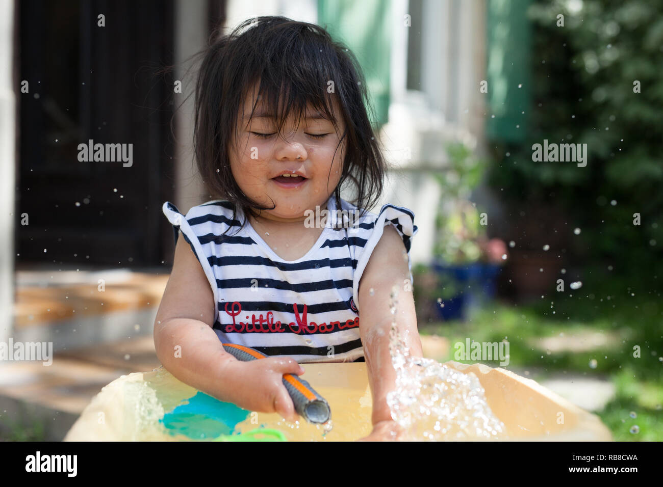 Child splashing summer hi-res stock photography and images - Alamy