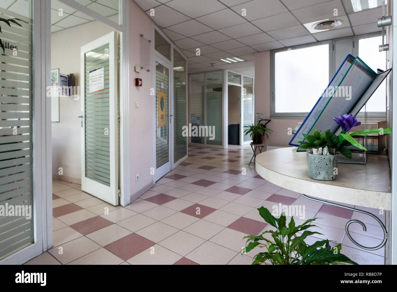 Hospital reception desk hi-res stock photography and images - Alamy