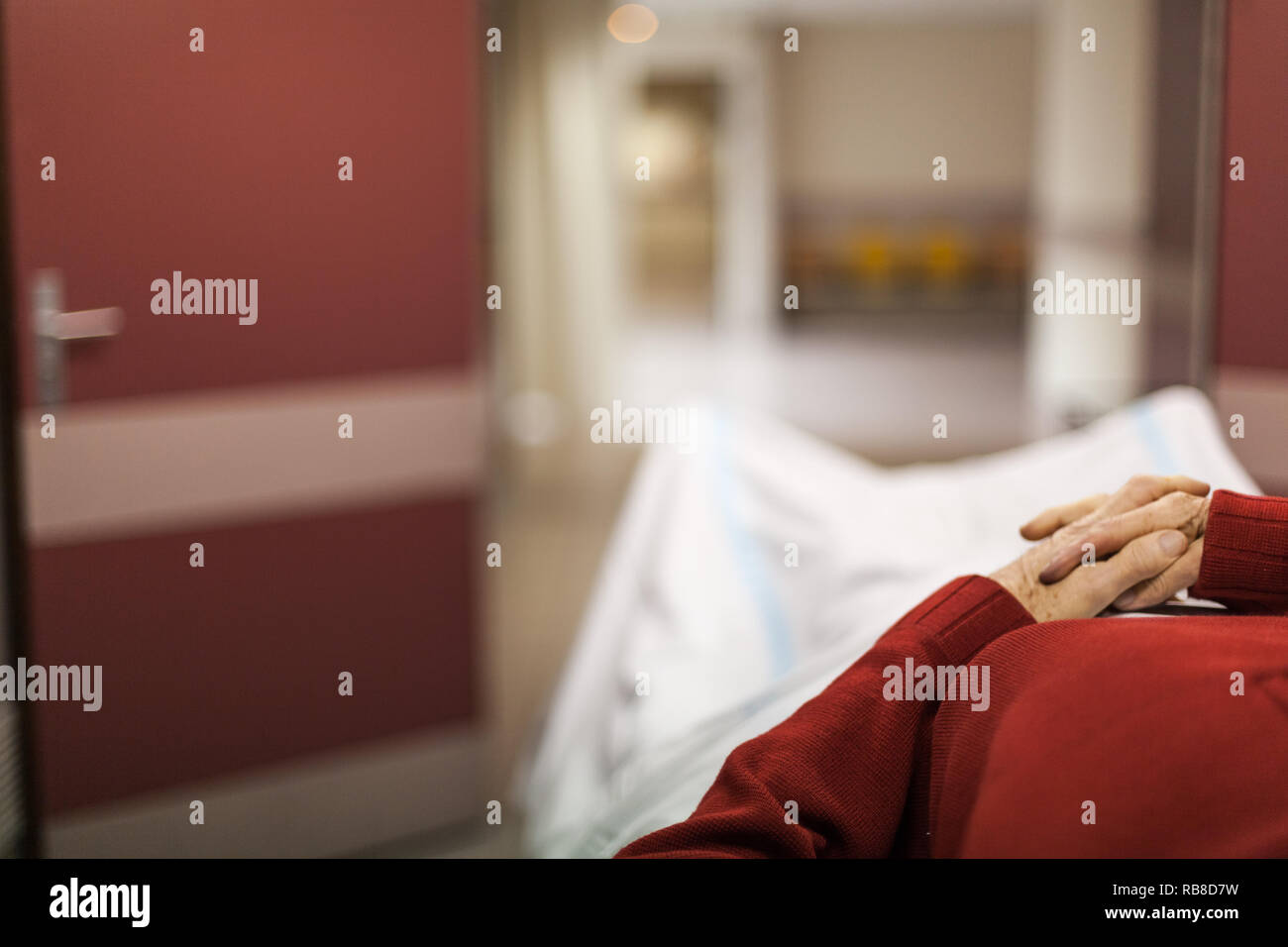 A corpse in a mortuary room in an hospital Stock Photo - Alamy