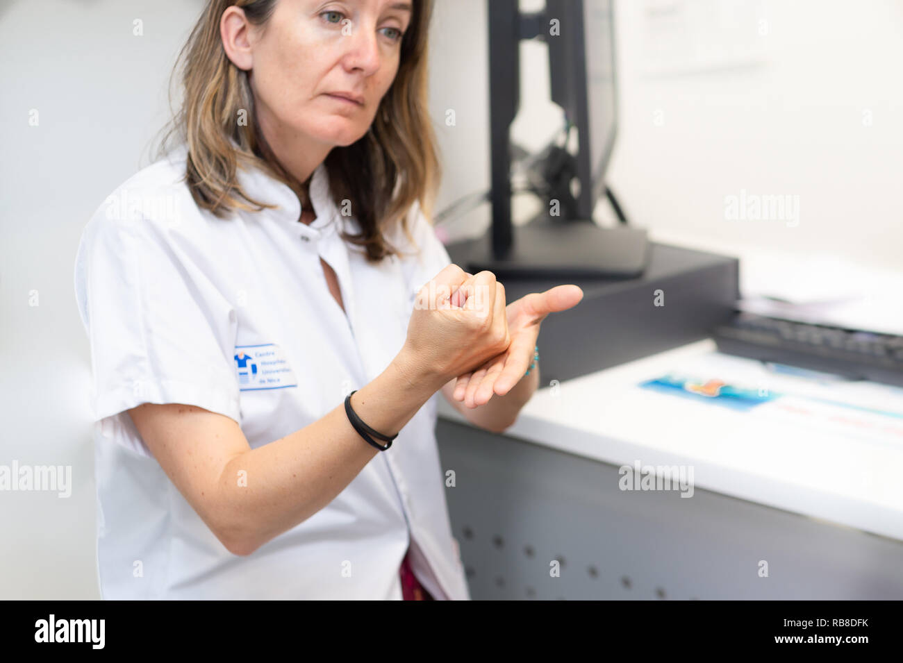 Hands sign language deaf hi-res stock photography and images - Alamy