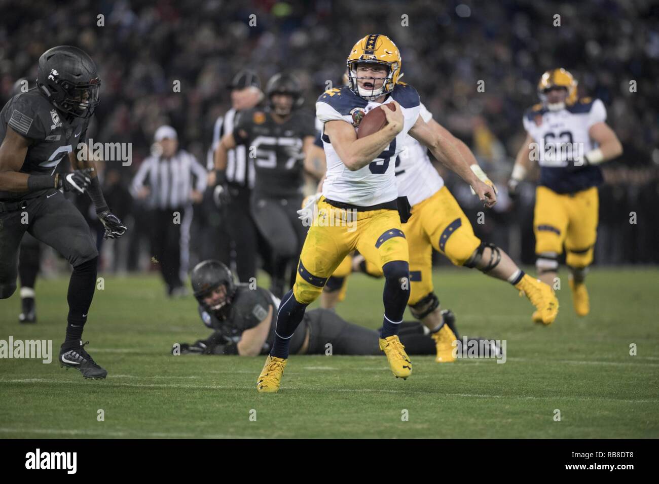BALTIMORE (Dec. 10, 2016) Navy Midshipman Zach Abey rushes for Navy’s ...
