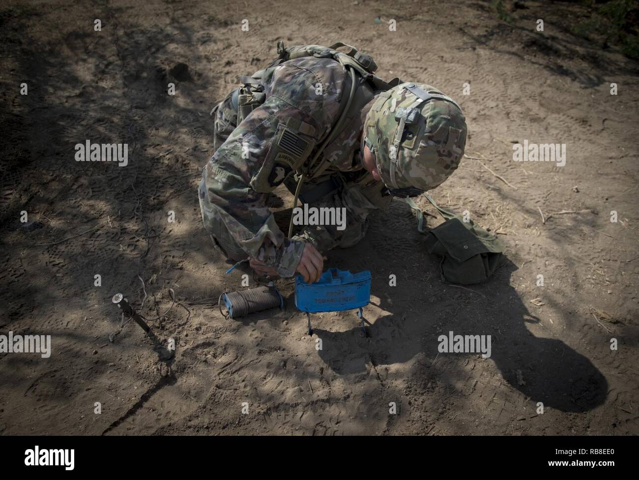 U.S. Army Infantry soldiers from the 1-124th Infantry Battalion and ...