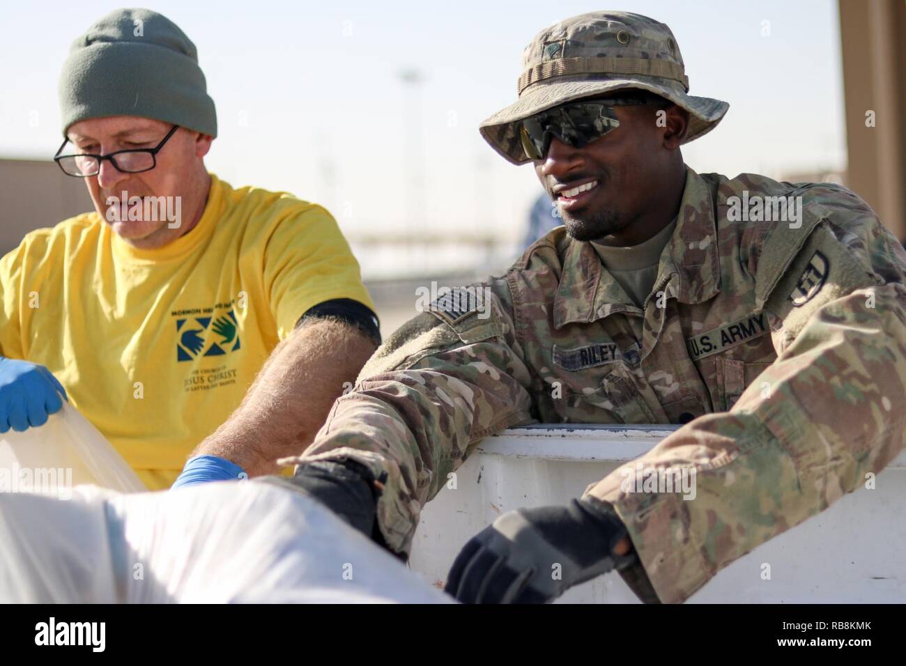 Camp arifjan kuwait volunteers hi-res stock photography and images - Alamy