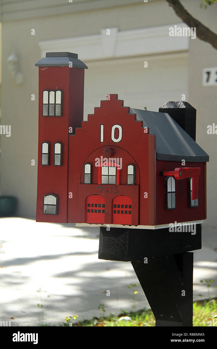 House building letters metal shape hi-res stock photography and images ...