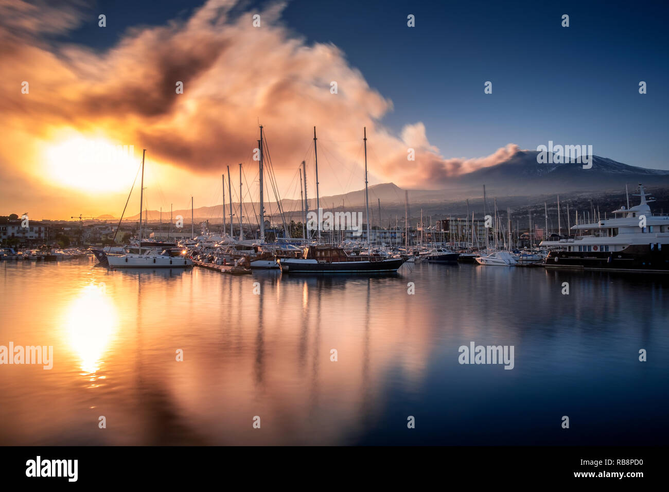 An impressive plume of volcanic ash generated during the eruption of ...