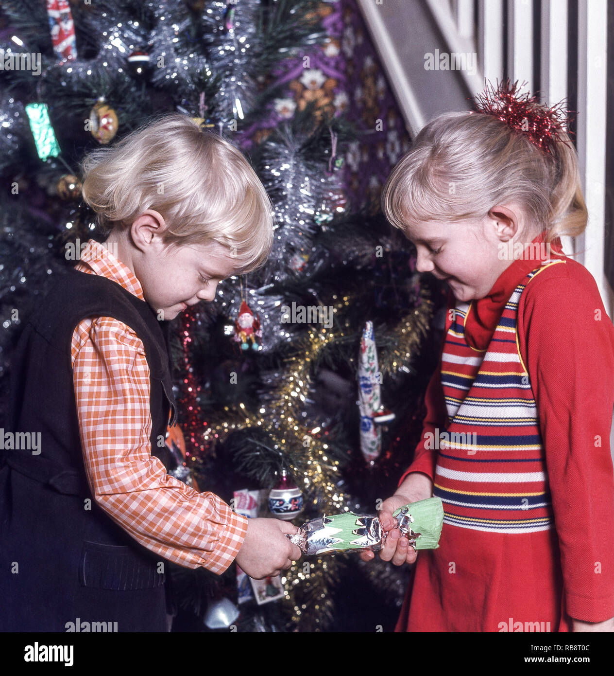 Children pulling crackers hi-res stock photography and images - Alamy