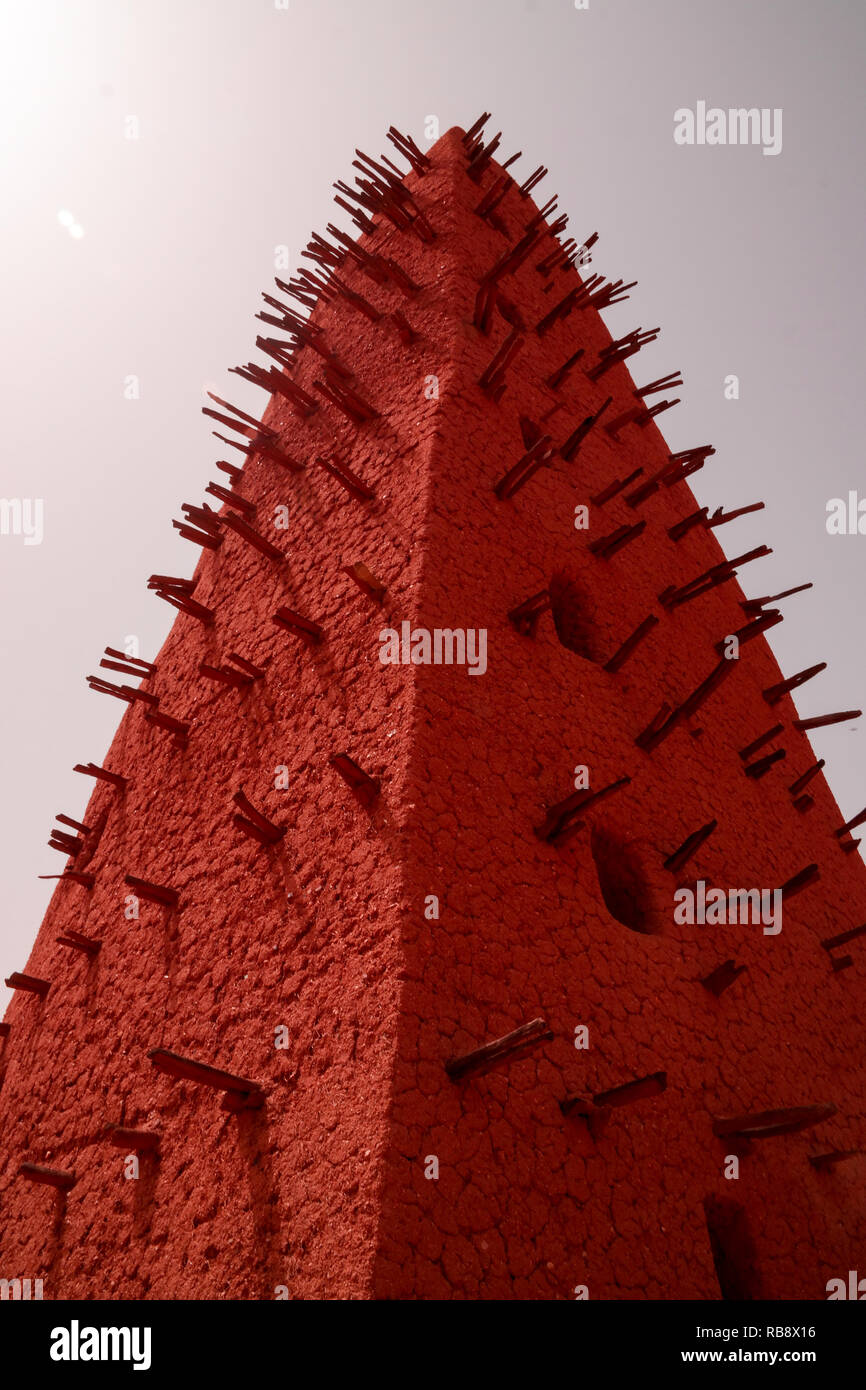 Exterior view to Grand mosque of Agadez in Niger Stock Photo - Alamy