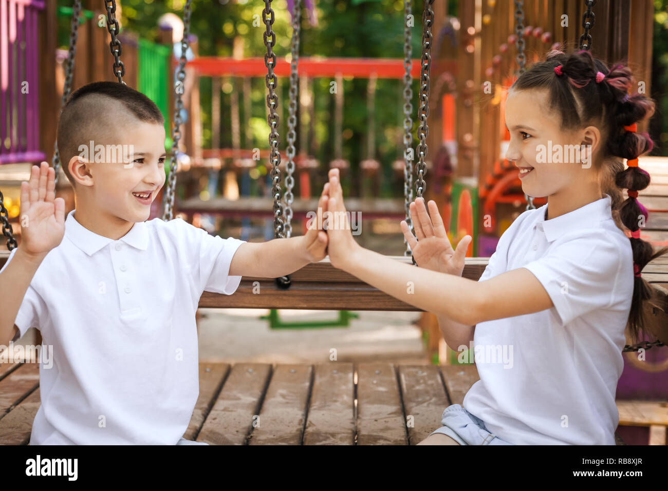 Children clapping hands hi-res stock photography and images - Alamy
