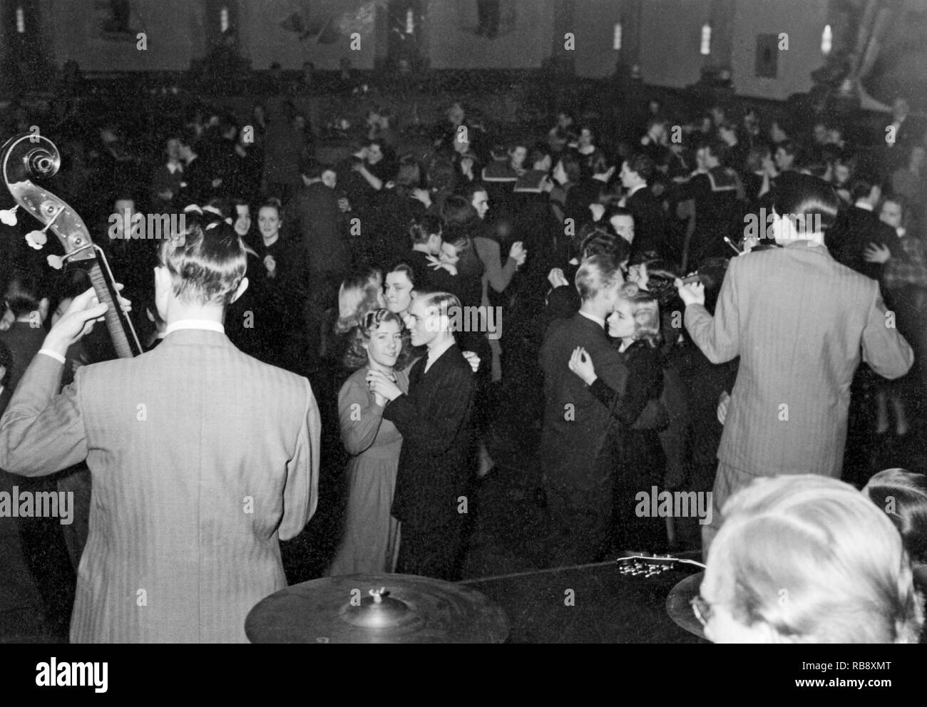 Dance hall 1940s hi-res stock photography and images - Alamy