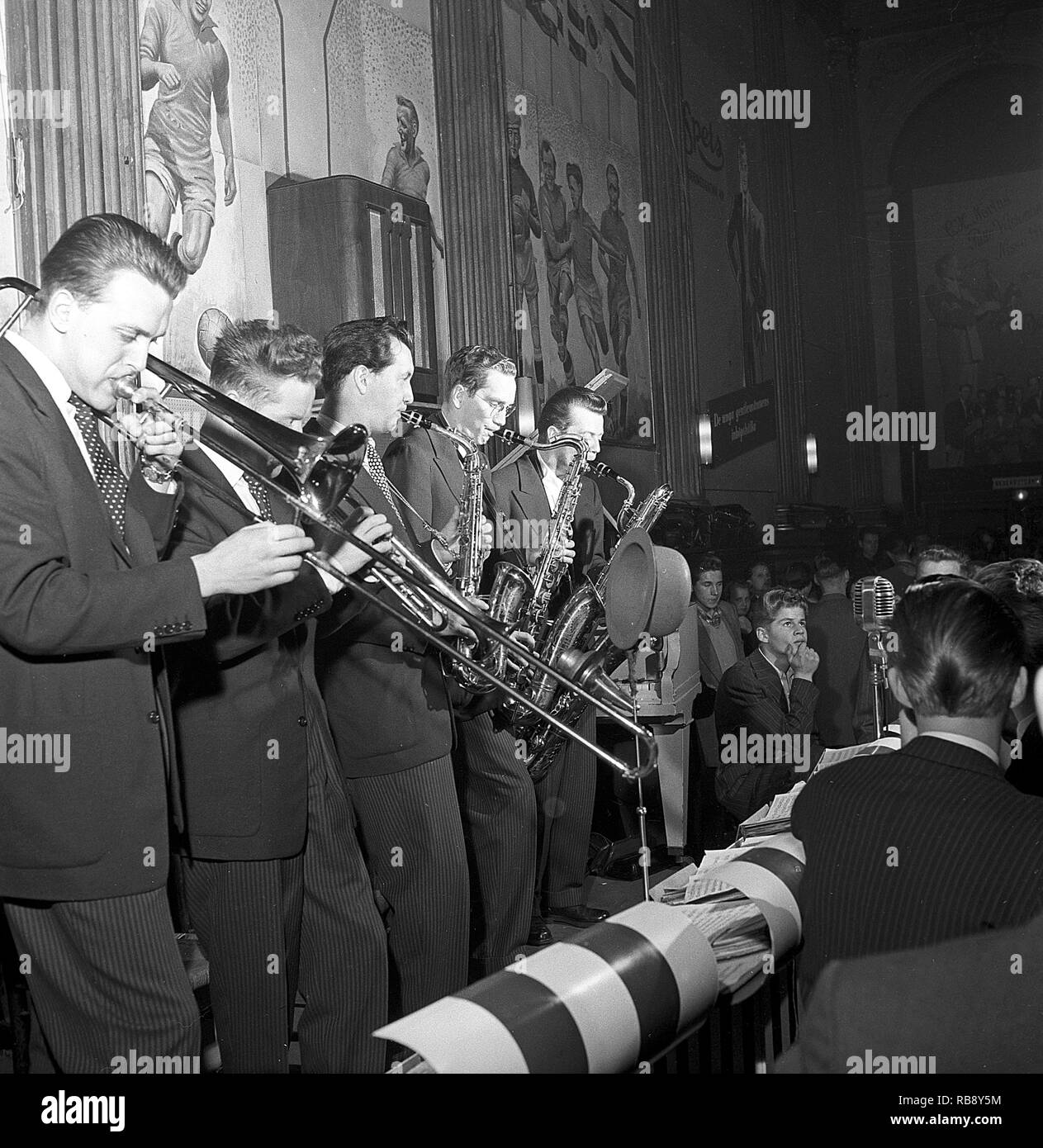 Dance hall 1950s hi-res stock photography and images - Alamy