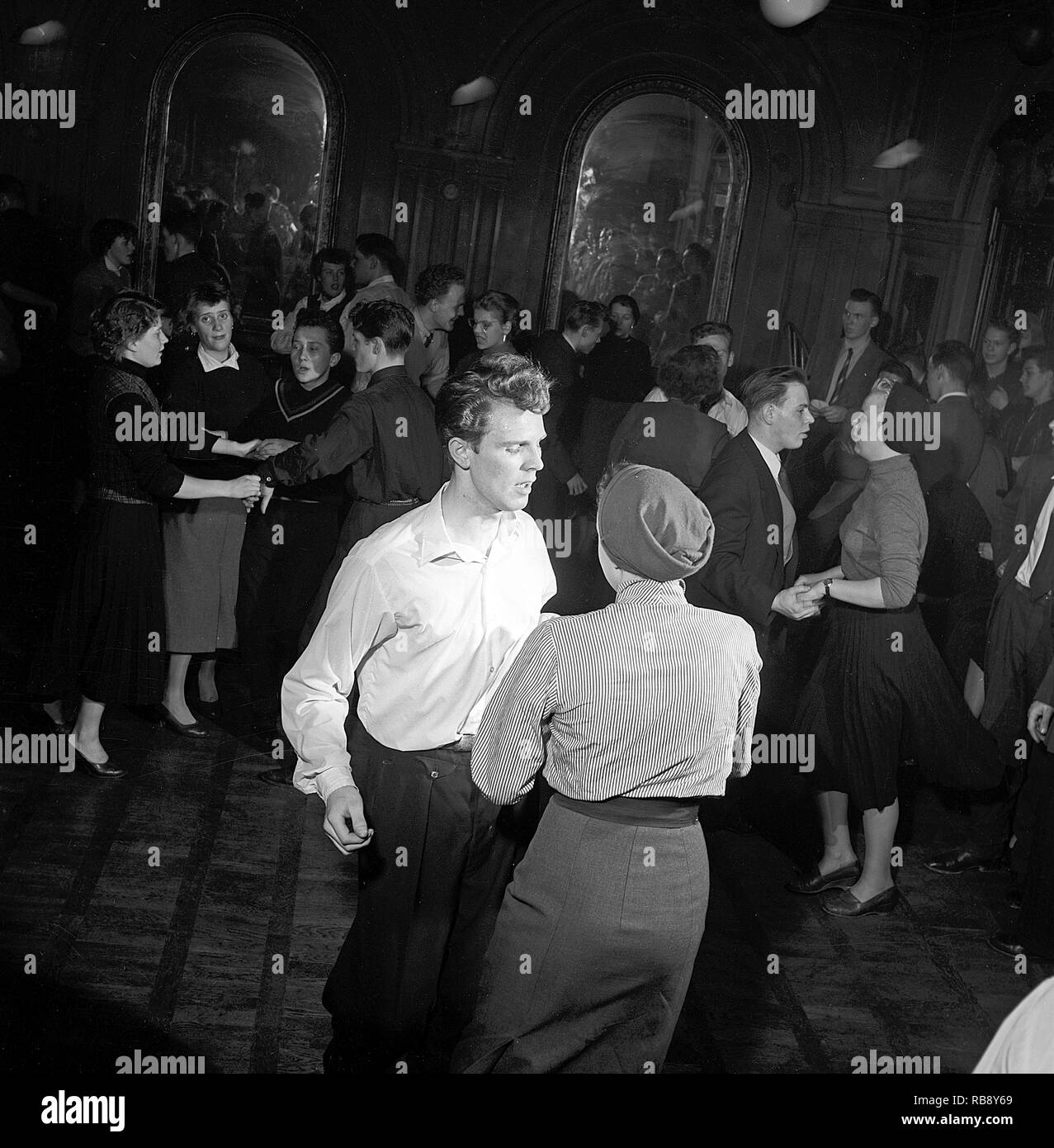 Dance hall 1950s hi-res stock photography and images - Alamy