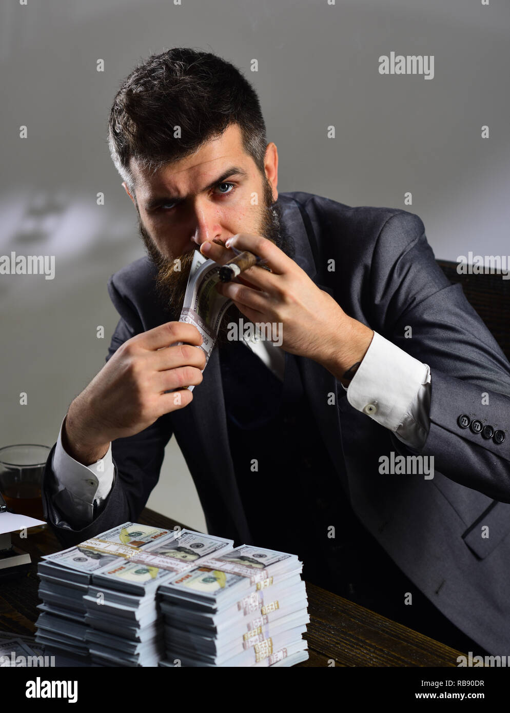 Dollars cigar hi-res stock photography and images - Alamy