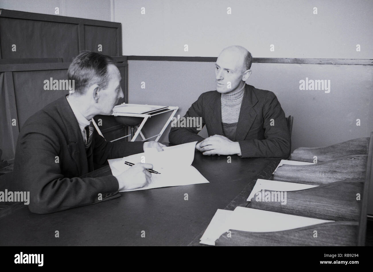 Post office england inside hi-res stock photography and images - Alamy