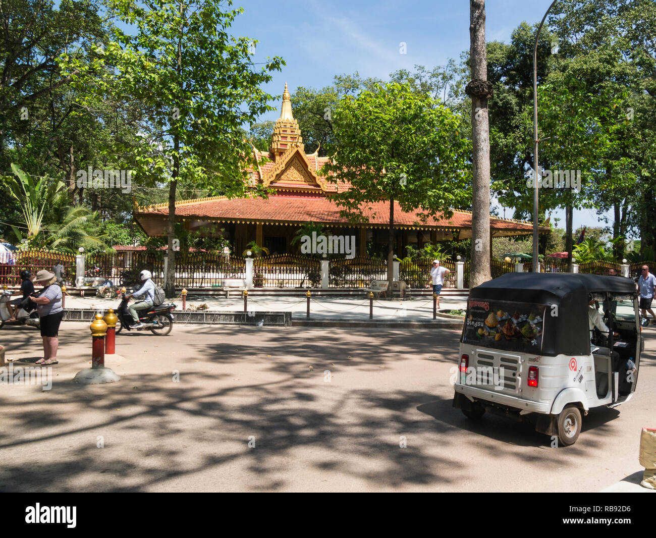 Preah Ang Chek Preah Ang Chorm shrine contains two gold Buddhas of the ...