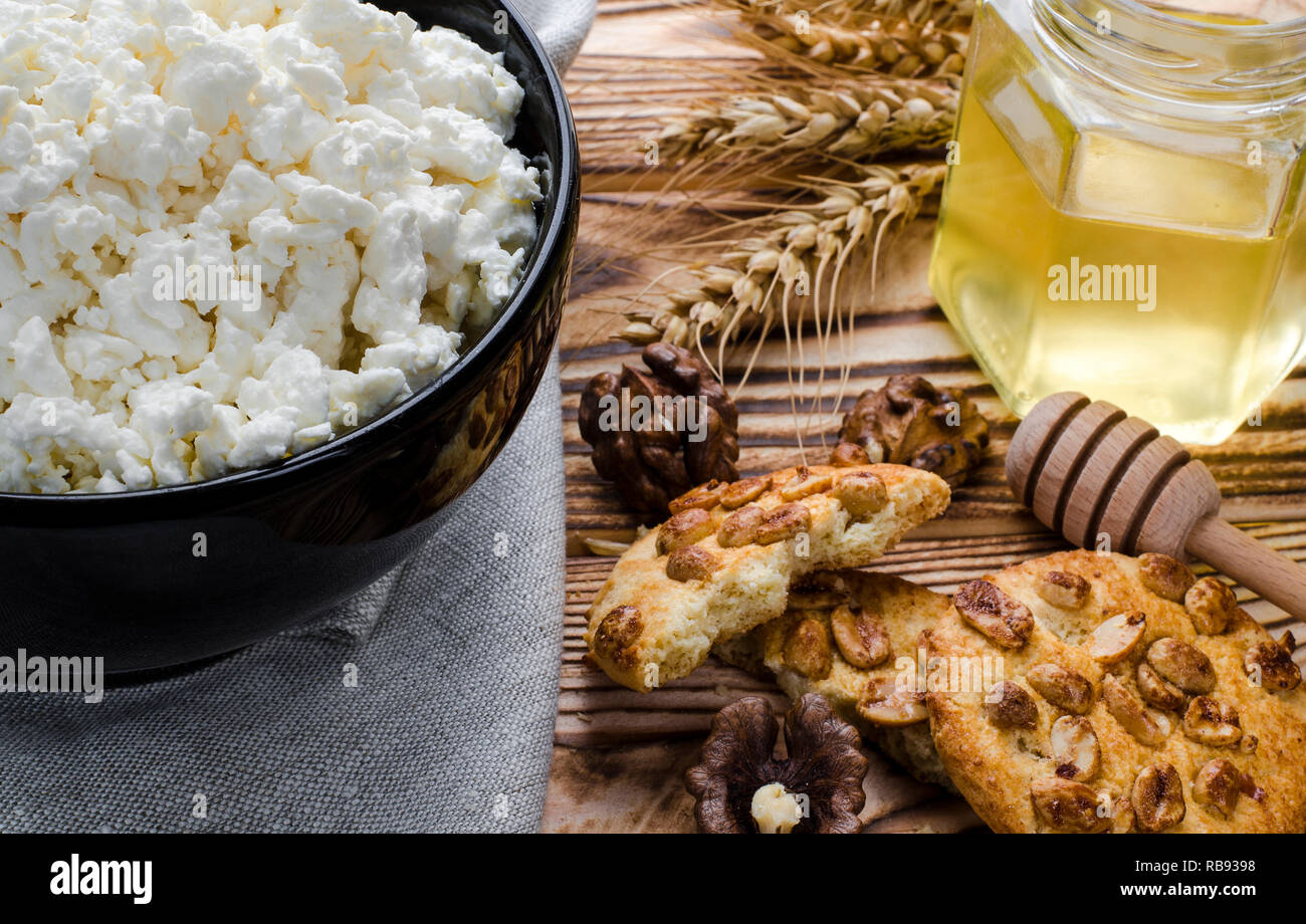 cottage cheese lie in a black plate, which stands on a wooden table ...