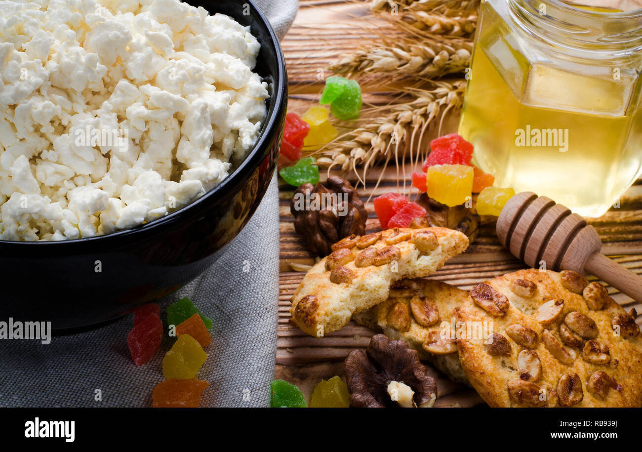 cottage cheese lie in a black plate, which stands on a wooden table ...