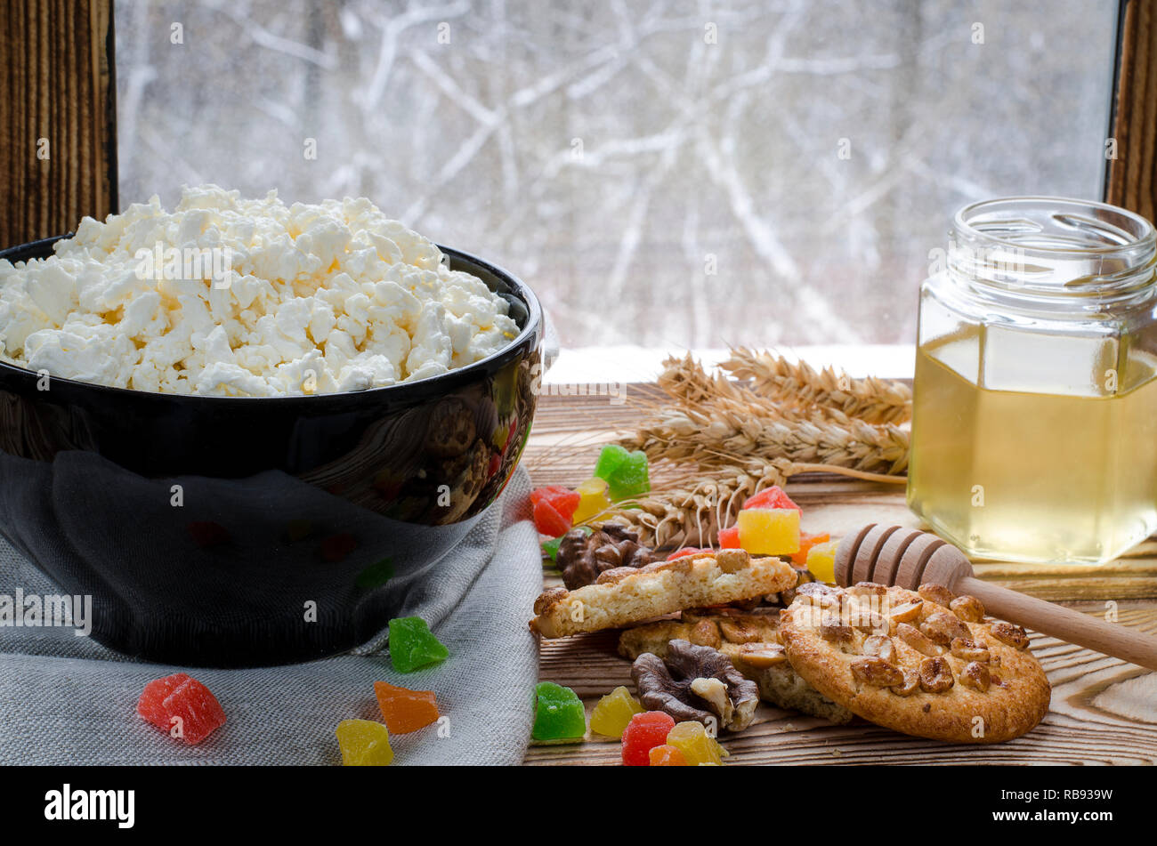 cottage cheese lie in a black plate, which stands on a wooden table ...