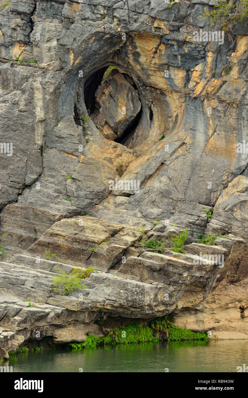 Rock formations at the edge of the Pedernales River, Pedernales Falls ...