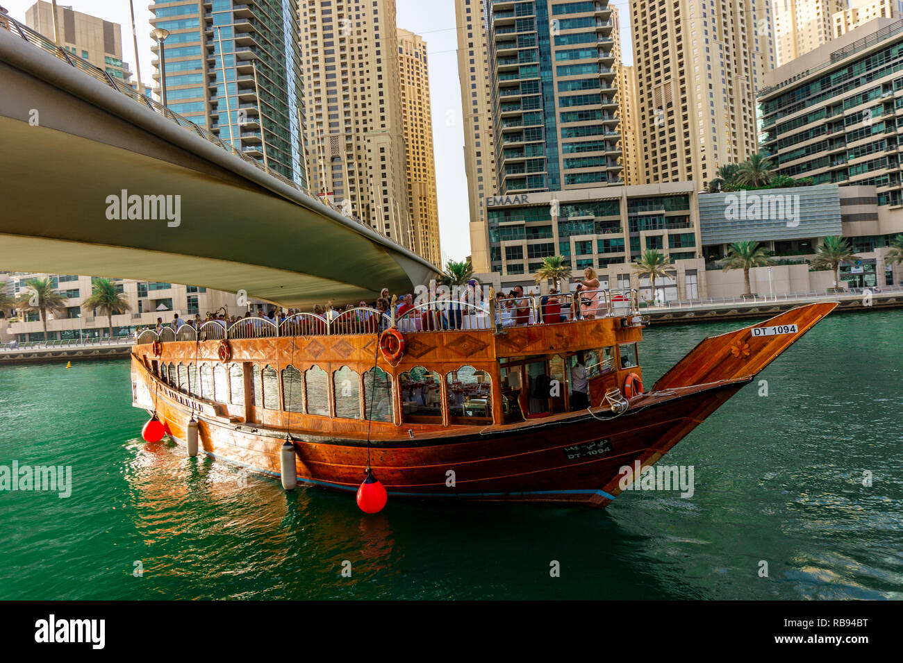 Old dubai and creek and restaurant hi-res stock photography and images ...