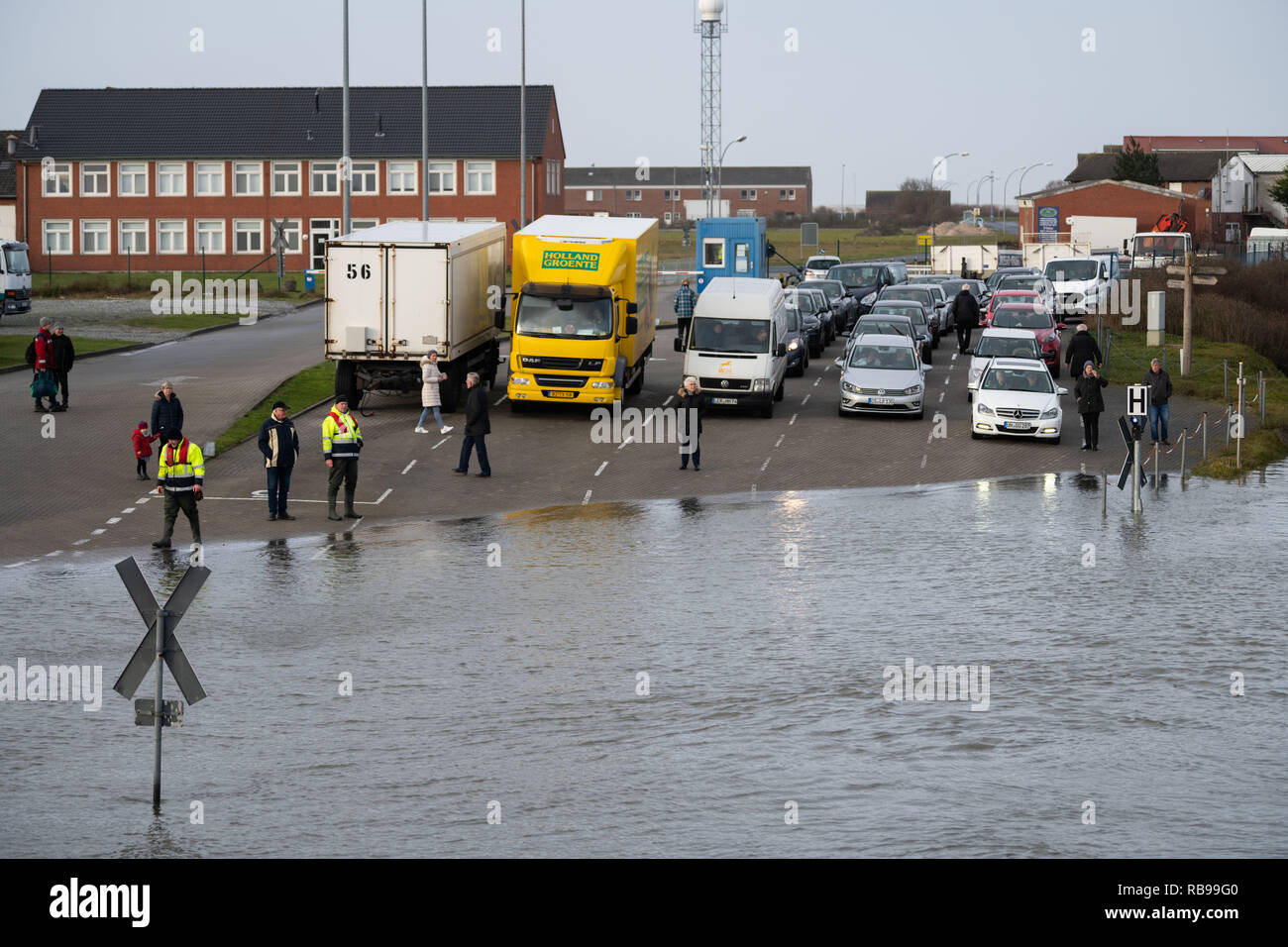 Borkum, Germany. 08th Jan, 2019. Travellers stand with their vehicles ...