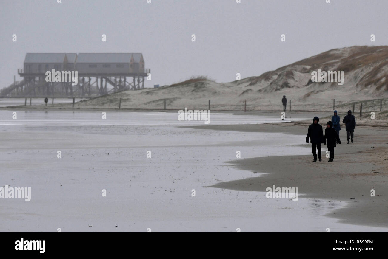St.Peter Ording, Germany. 08th Jan, 2019. Visitors walk in a storm ...