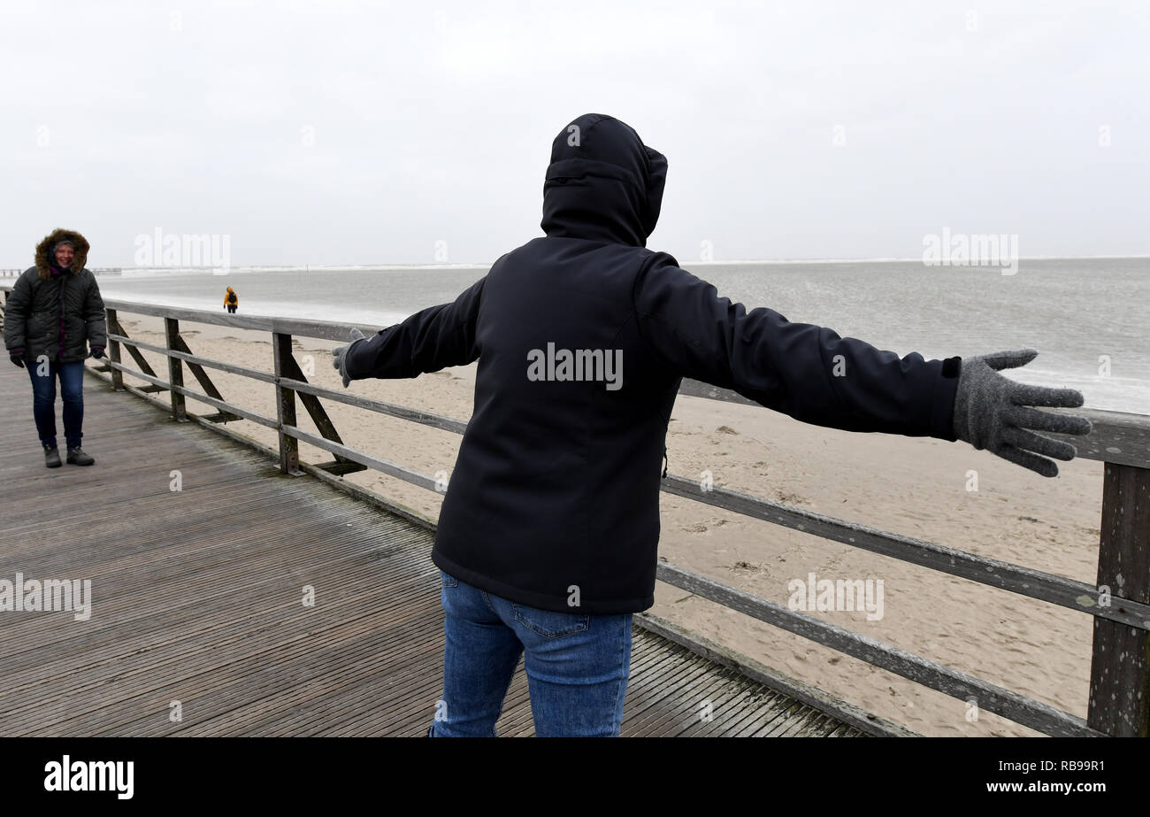 St.Peter Ording, Germany. 08th Jan, 2019. A visitor stands in a storm ...