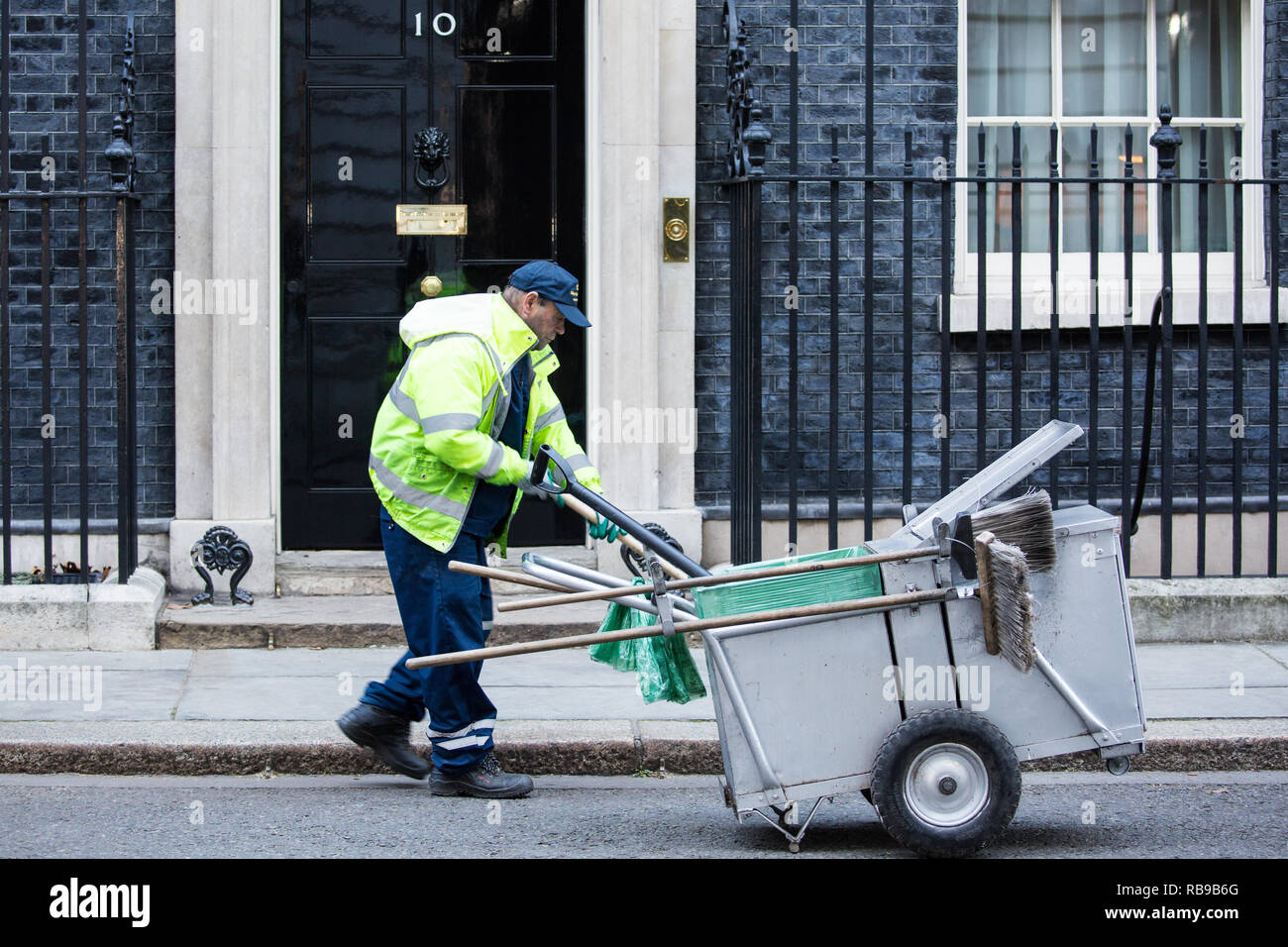 London street sweeper 2019 hi-res stock photography and images - Alamy