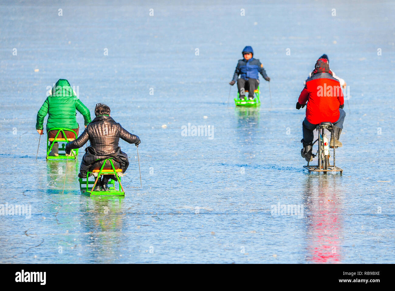 Beijing, Beijing, China. 8th Jan, 2019. Beijing, CHINA-Tourists enjoy ...