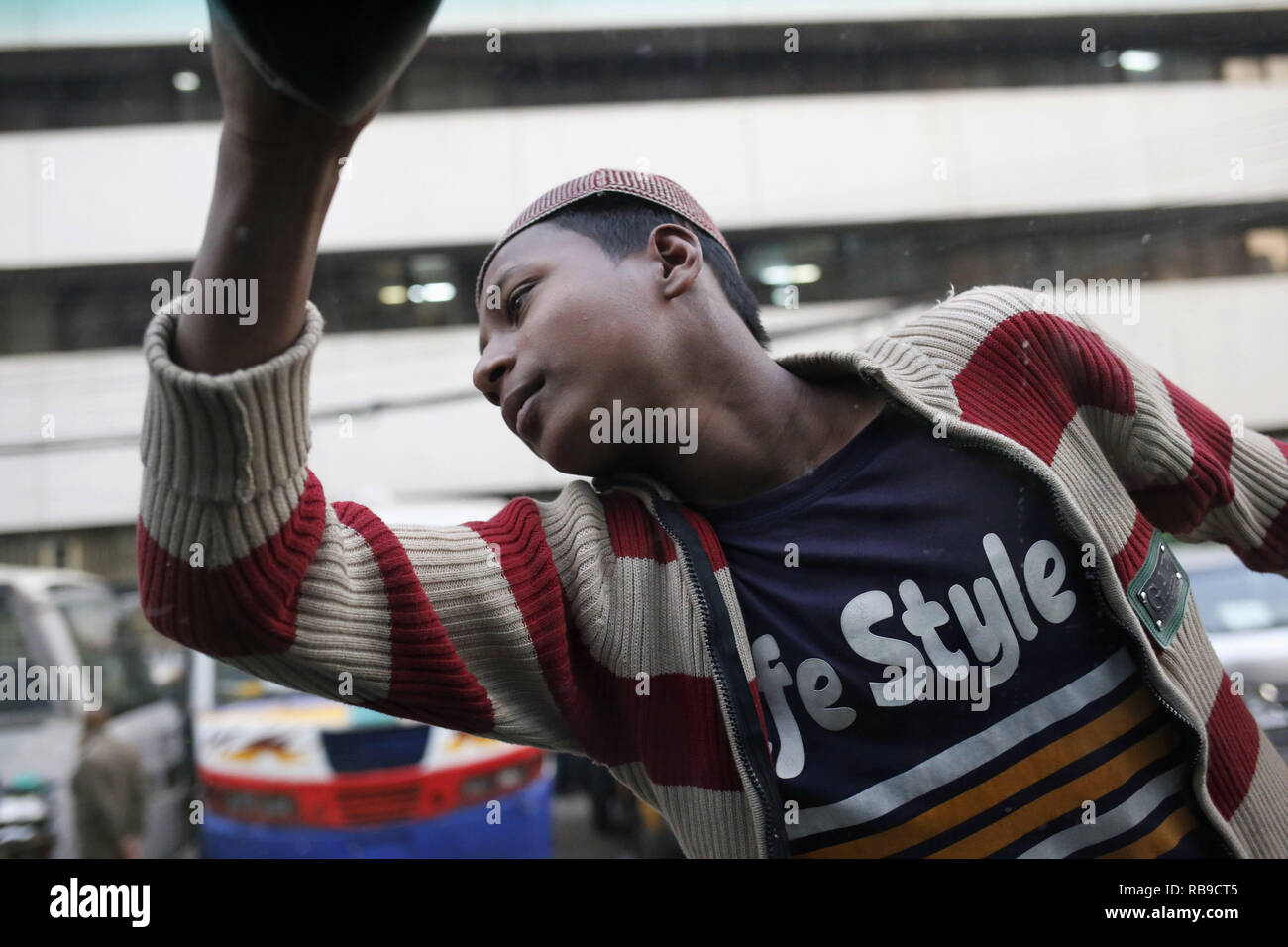 Dhaka, Bangladesh. 8th Jan, 2019. A helper clean front glass of a bus ...