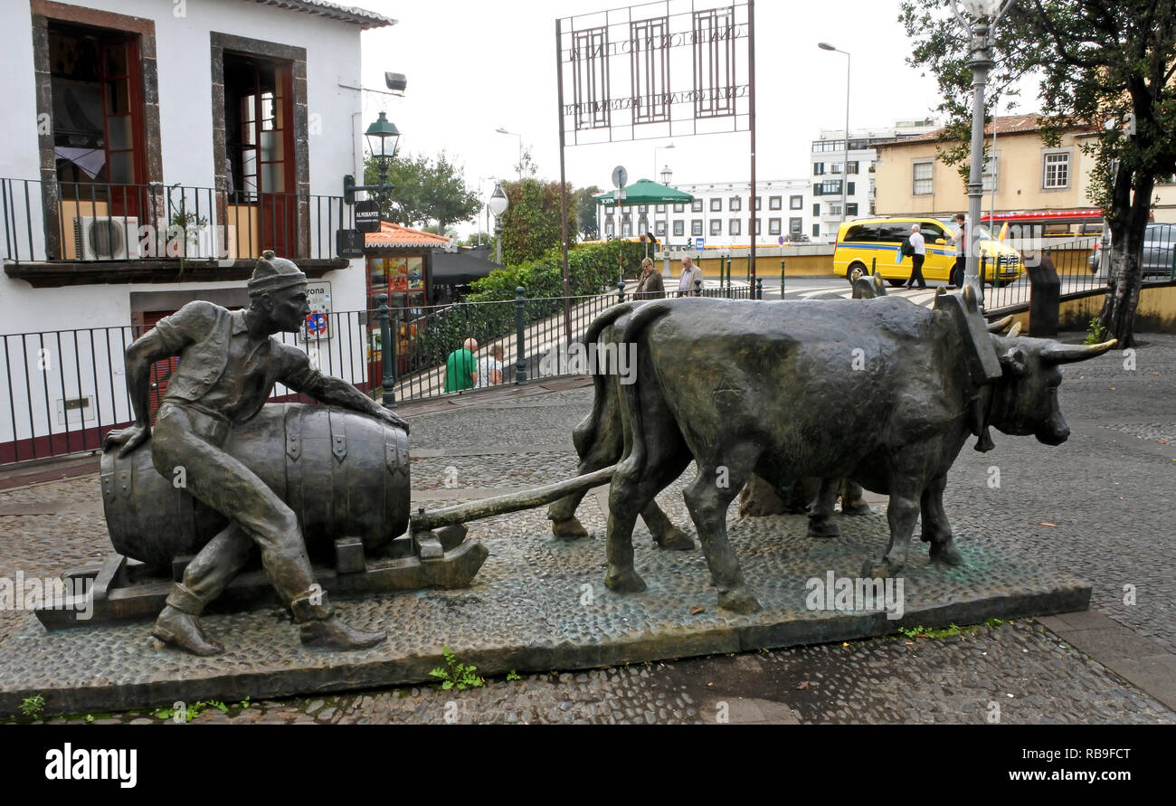Barrel man statue hi-res stock photography and images - Alamy