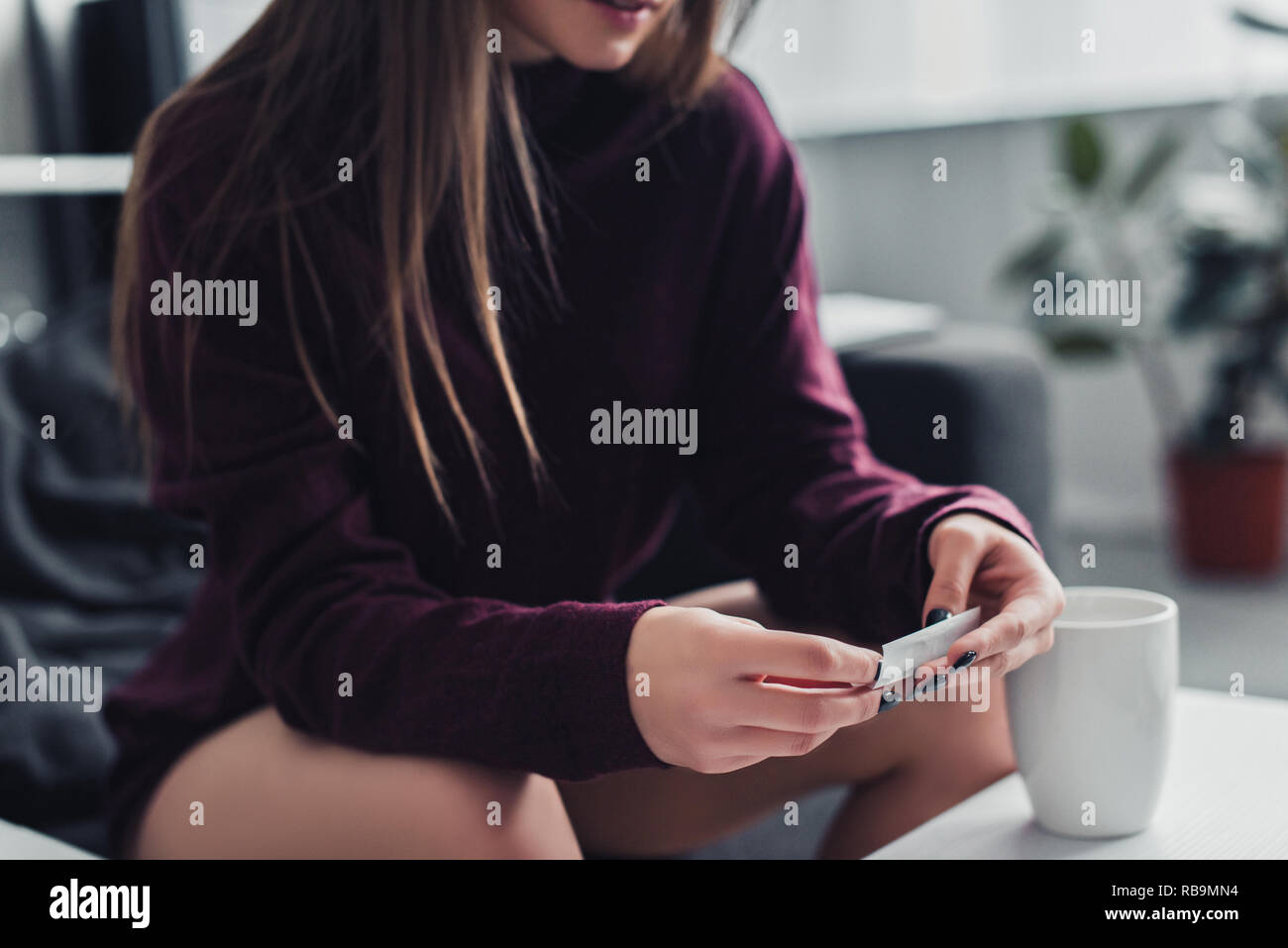 Girl rolling joint hi-res stock photography and images - Alamy