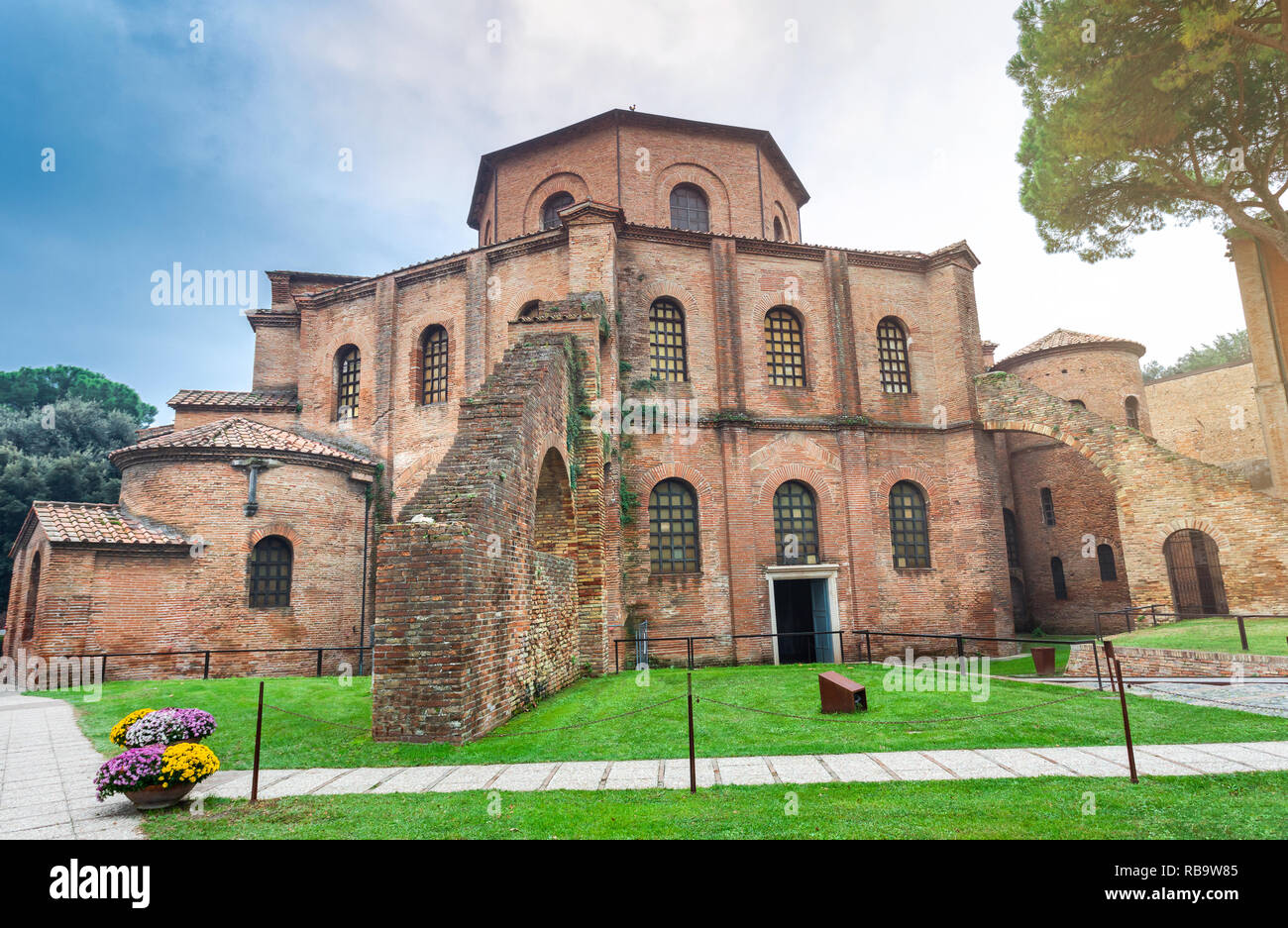 Early church christian architecture hi-res stock photography and images ...